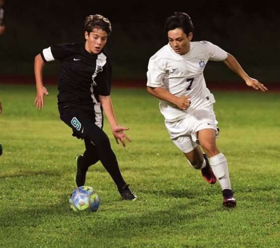 Fight to the finish | News, Sports, Jobs - Maui News